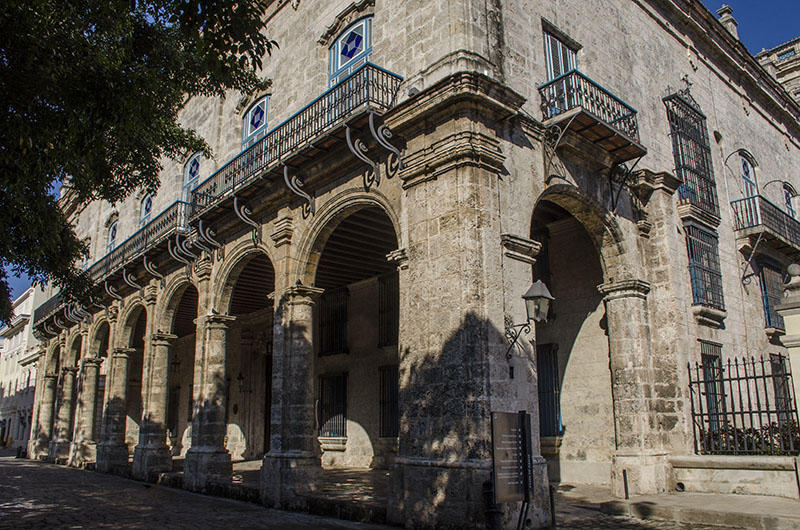 Palacio del Segundo Cabo: El Enigma de las Piedras Negras